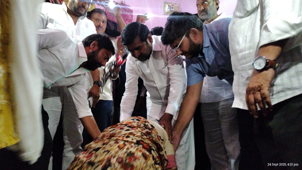 Miryalaguda : యూరియా కోసం ధర్నా చేసిన యువకుడు.. చితక్కొట్టిన పోలీసులు ...