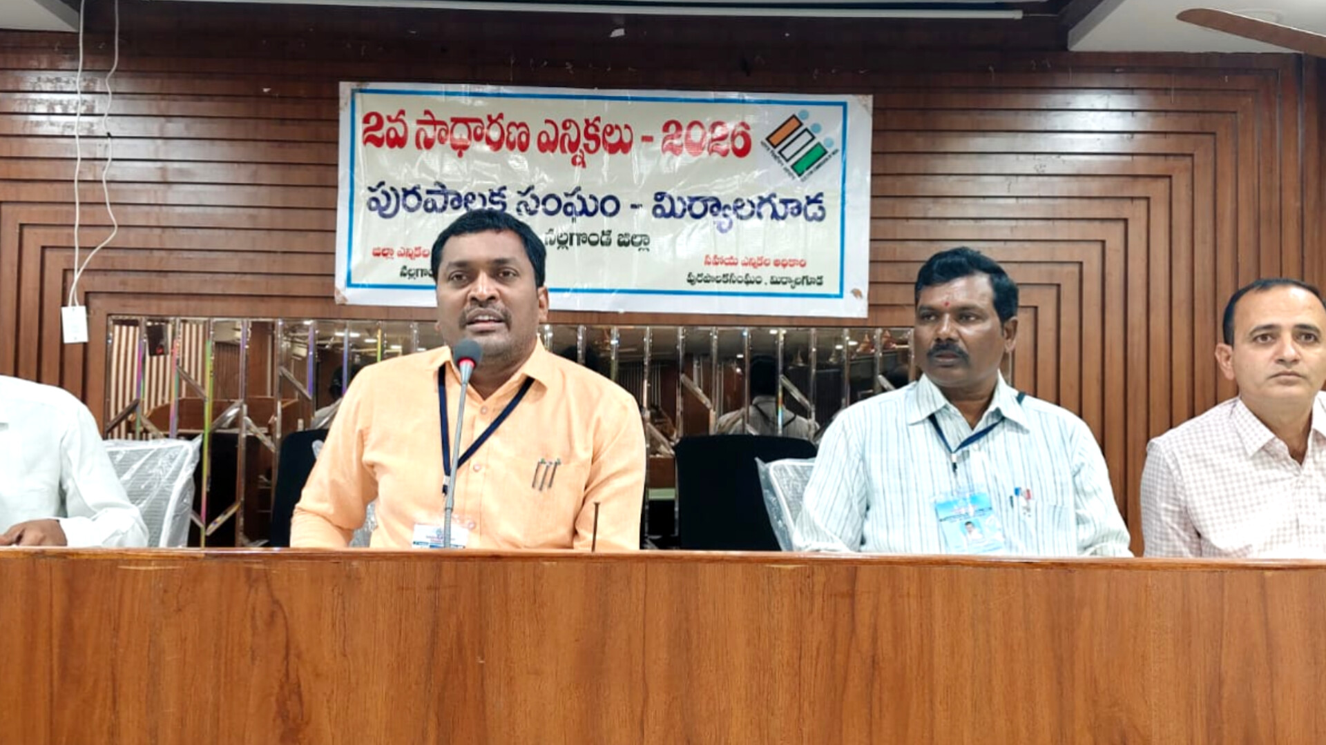 Miryalaguda : మున్సిపల్ కమిషనర్ ఆదేశం.. ఇంటింటికి వెళ్లి ఓటర్ ...
